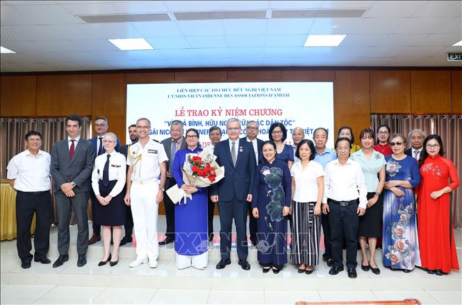 Vietnam’s friendship insignia awarded to French Ambassador - VNA Photos ...