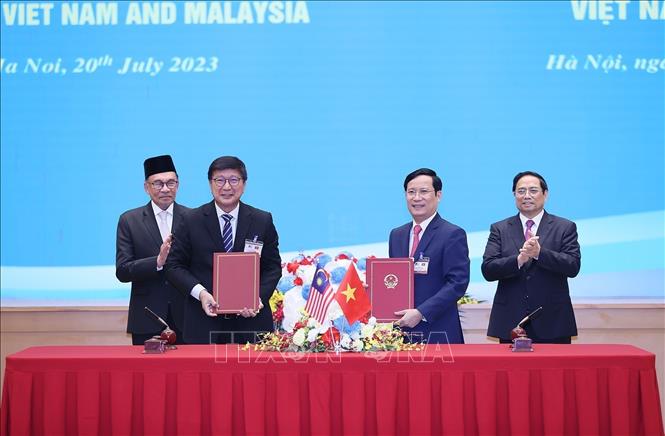 Vietnam, Malaysia sign cooperation documents - VNA Photos - Vietnam ...