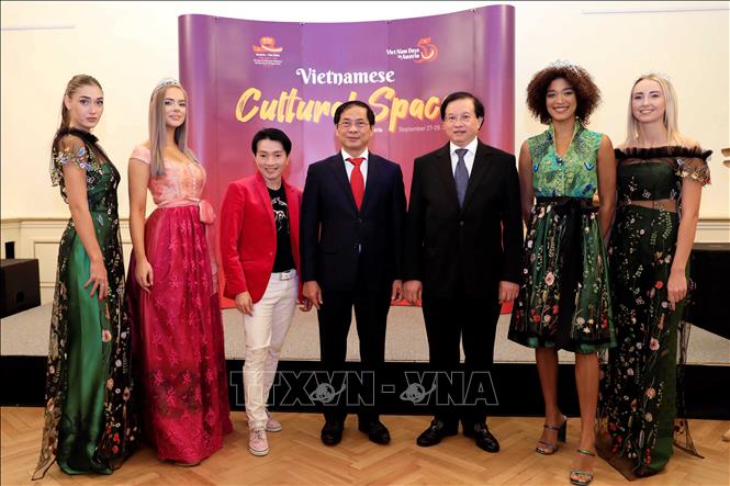 Vietnamese-Austria designer helps promote traditional ao dai to the world - VNA Photos - Vietnam ...