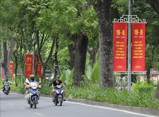 Đường phố Hà Nội trang hoàng rực rỡ kỷ niệm 78 năm Cách mạng tháng Tám ...
