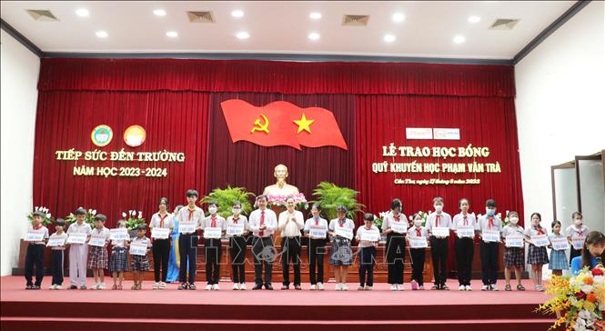 Lễ trao học bổng Khuyến học Phạm Văn Trà tại thành phố Cần Thơ - Ảnh ...