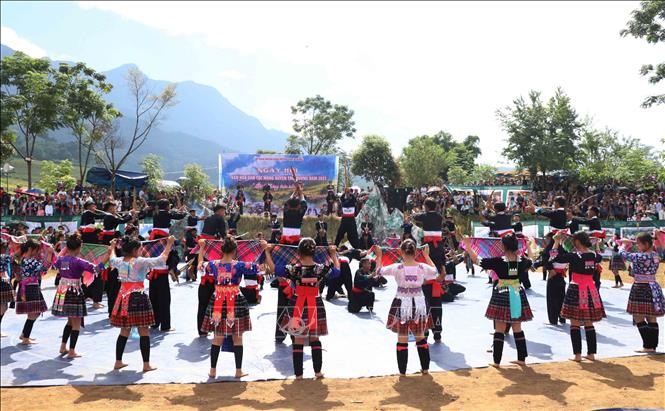 Mãn nhãn màn đồng diễn khèn Mông trong Ngày hội văn hóa dân tộc Mông ...