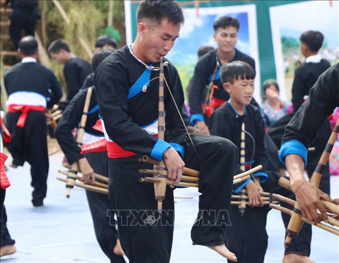 Mãn nhãn màn đồng diễn khèn Mông trong Ngày hội văn hóa dân tộc Mông ...