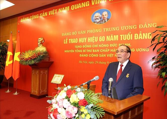 60-year Party membership badge presented to former Party chief Nong Duc Manh - VNA Photos ...