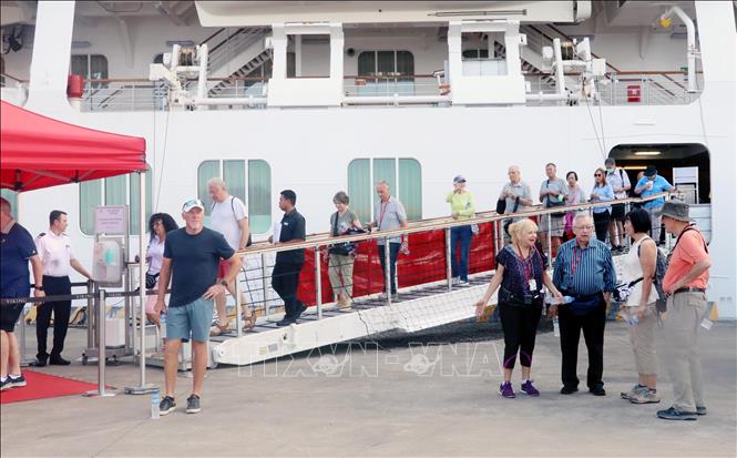 Two cruise ships carry 1,200 foreign tourists to Quang Ninh - VNA ...