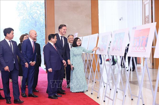 Thủ tướng Phạm Minh Chính và Thủ tướng Hà Lan Mark Rutte tham quan ...
