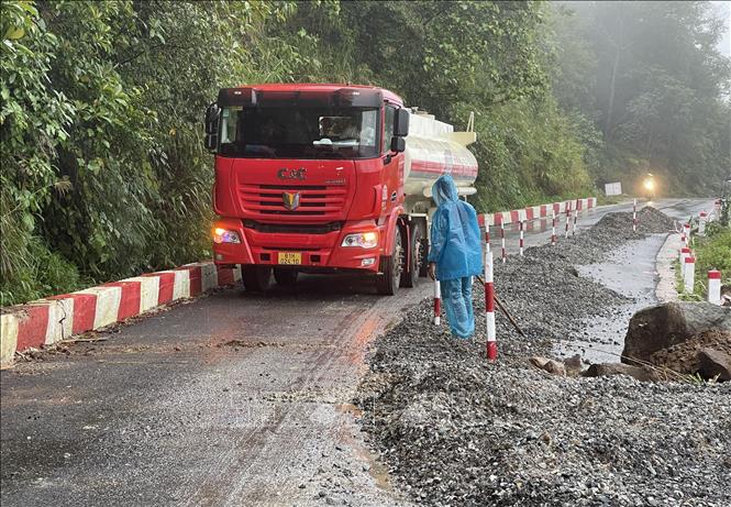 Quảng Ngãi nỗ lực khắc phục sạt lở, khôi phục lại giao thông trên đèo ...