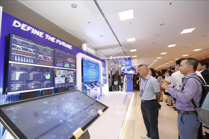 Summit seeks advice for Hanoi’s digital transformation, smart city building - VNA Photos ...