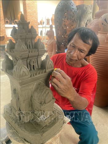 Efforts made to uphold, promote Cham people’s pottery making - VNA ...