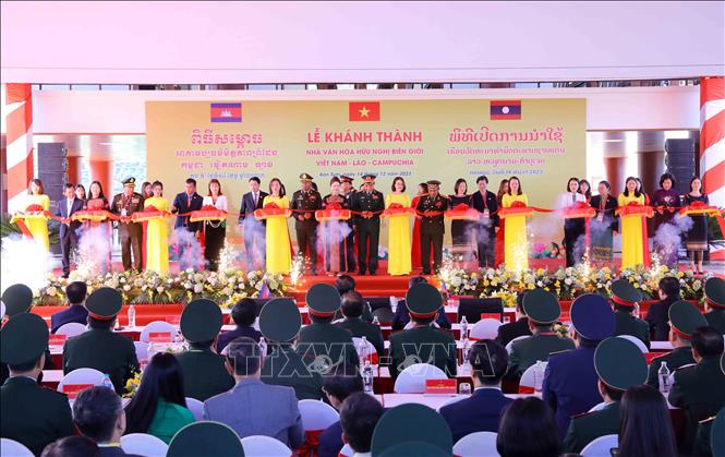 Khánh thành Nhà Văn hóa thôn Tà Ka và thăm Trường Tiểu học Bế Văn Đàn ...