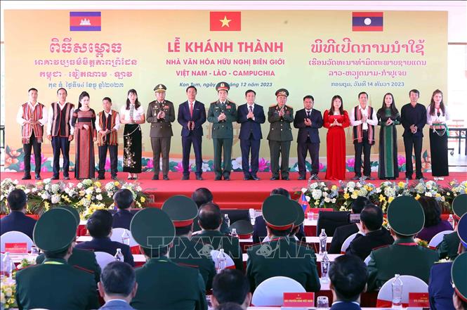 Khánh thành Nhà Văn hóa thôn Tà Ka và thăm Trường Tiểu học Bế Văn Đàn ...