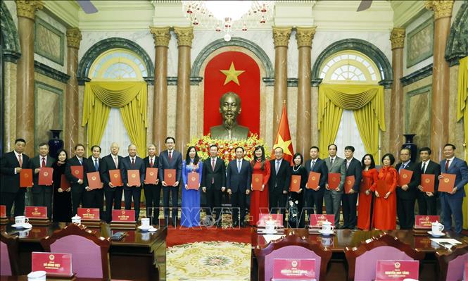President meets chiefs of Vietnamese representative offices abroad ...