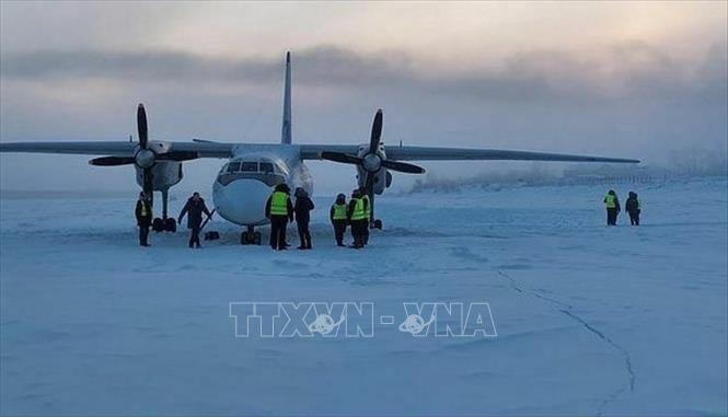 Máy bay Nga hạ cánh nhầm xuống dòng sông băng - Ảnh thời sự quốc tế ...
