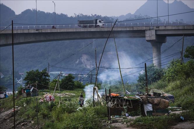 Tiềm ẩn rủi ro mất an toàn lưới điện nghiêm trọng nơi làng vạn chài dưới chân cầu Hòa Bình 3 ...