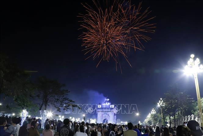 Rực rỡ pháo hoa chào mừng năm mới 2024 tại thủ đô Viêng Chăn, Lào - Ảnh ...