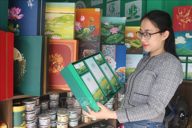 Local products favoured for Tet gift hampers - VNA Photos - Vietnam ...