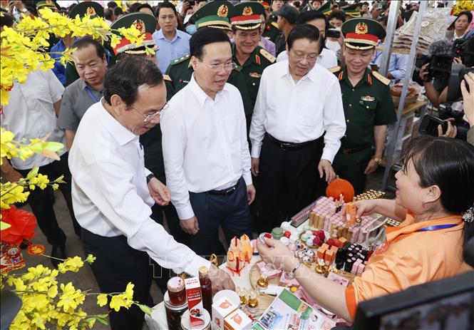 Chủ tịch nước tặng bò cho hộ nghèo của chương trình "Xuân biên phòng ấm ...