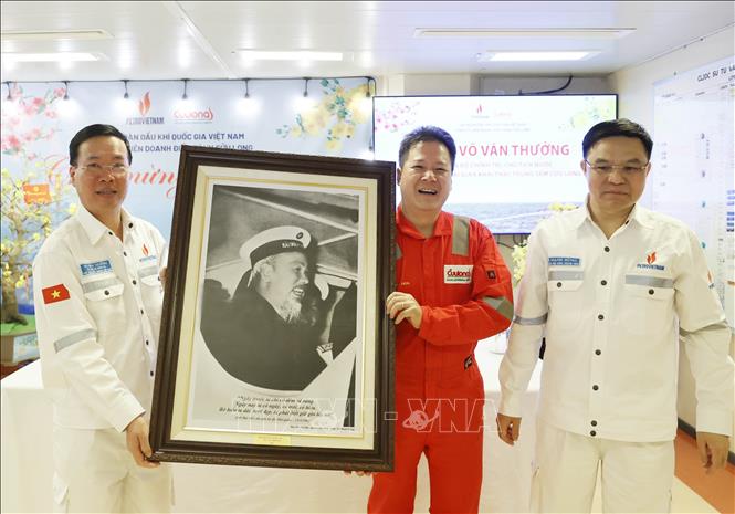 Chủ tịch nước thăm, chúc Tết công nhân giàn khai thác dầu khí Cửu Long ...