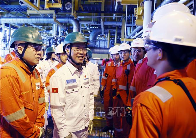 Chủ tịch nước thăm, chúc Tết công nhân giàn khai thác dầu khí Cửu Long ...