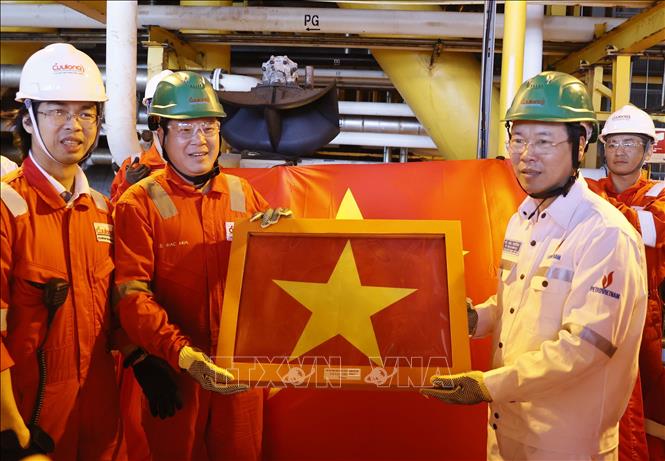 Chủ tịch nước thăm, chúc Tết công nhân giàn khai thác dầu khí Cửu Long ...
