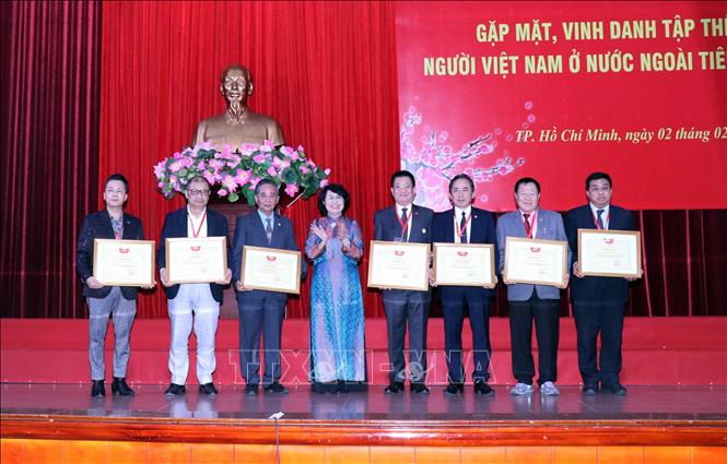 Vietnam Fatherland Front honours outstanding OV collectives, individual ...