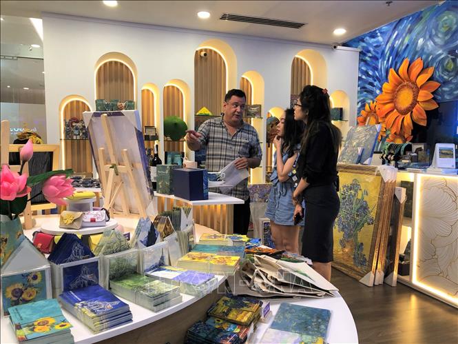Van Gogh Art Lighting Experience captivates art enthusiasts in Ho Chi ...