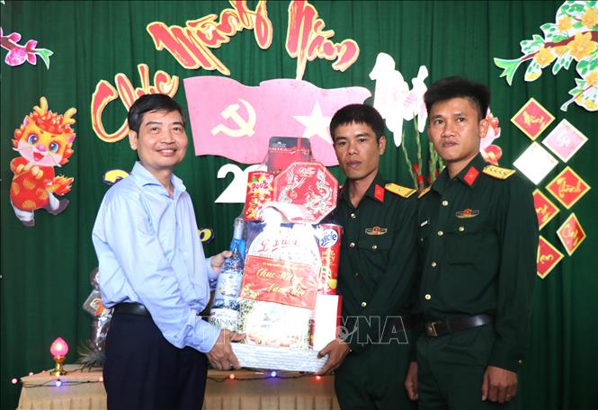 Lãnh đạo tỉnh Phú Yên thăm và tặng quà các đơn vị làm nhiệm vụ xuyên ...