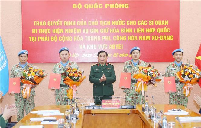 Trao quyết định cho các sĩ quan đi thực hiện nhiệm vụ GGHB LHQ - Ảnh ...