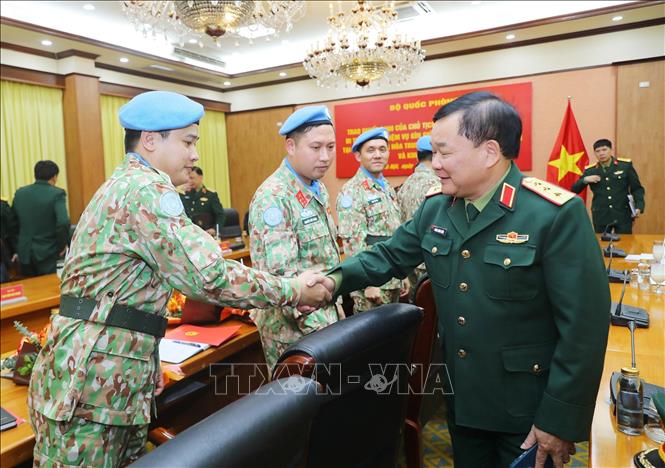 Trao quyết định cho các sĩ quan đi thực hiện nhiệm vụ GGHB LHQ - Ảnh ...