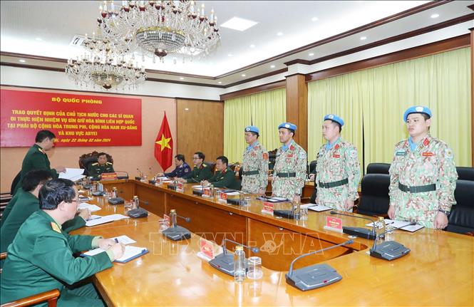 Trao quyết định cho các sĩ quan đi thực hiện nhiệm vụ GGHB LHQ - Ảnh ...