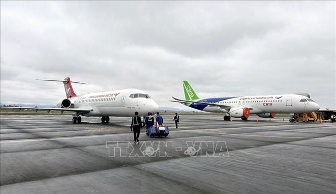 Comac Airshow makes debut in Vietnam - VNA Photos - Vietnam News Agency ...