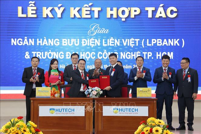 Over 5,200 jobs up for grabs at HCM City’s job fair - VNA Photos ...