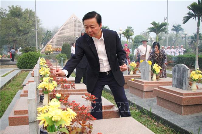Phó Thủ tướng Trần Hồng Hà dâng hương tại Chiến trường Điện Biên Phủ ...