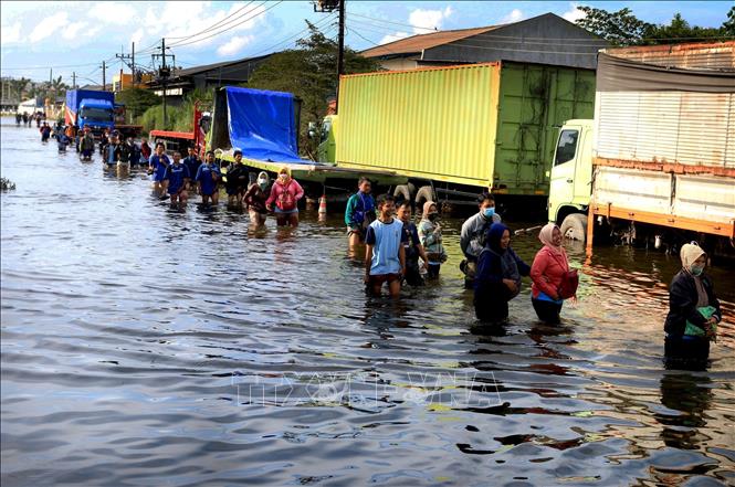 Hàng nghìn người phải di dời do lũ lớn tại Indonesia - Ảnh thời sự quốc ...