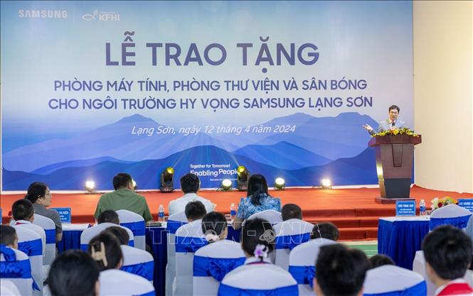 Samsung trao tặng phòng máy tính, thư viện và sân bóng cho trường Hy ...
