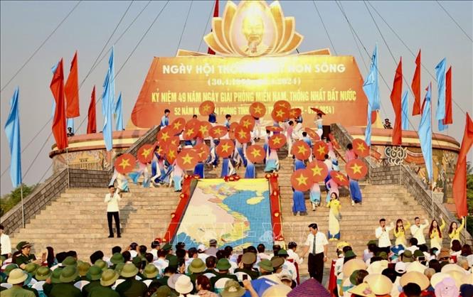 Quang Tri flag hoisting ceremony marks national reunification day - VNA ...