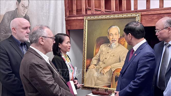 Bộ trưởng Ngoại giao Bùi Thanh Sơn thăm Không gian Hồ Chí Minh tại Pháp - Ảnh thời sự quốc tế ...