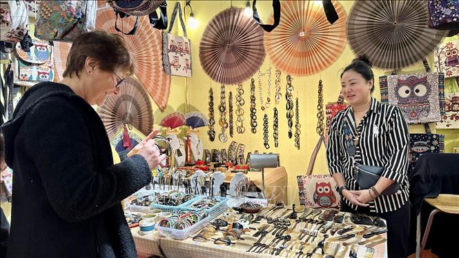 Vietnamese culture, handicraft products attract visitors at Paris Fair ...
