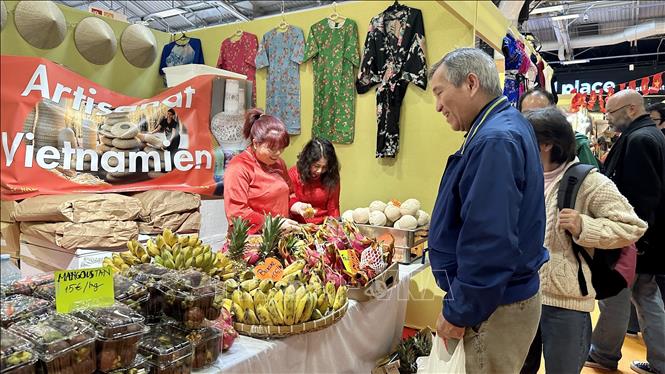 Vietnamese culture, handicraft products attract visitors at Paris Fair ...