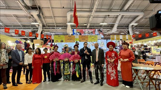 Vietnamese culture, handicraft products attract visitors at Paris Fair ...