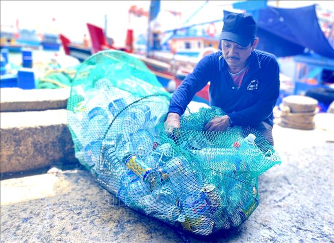Binh Dinh: Boat-to-shore plastic waste collection proves effective ...