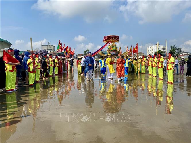Whale worshipping festival held in Ha Tinh province - VNA Photos ...