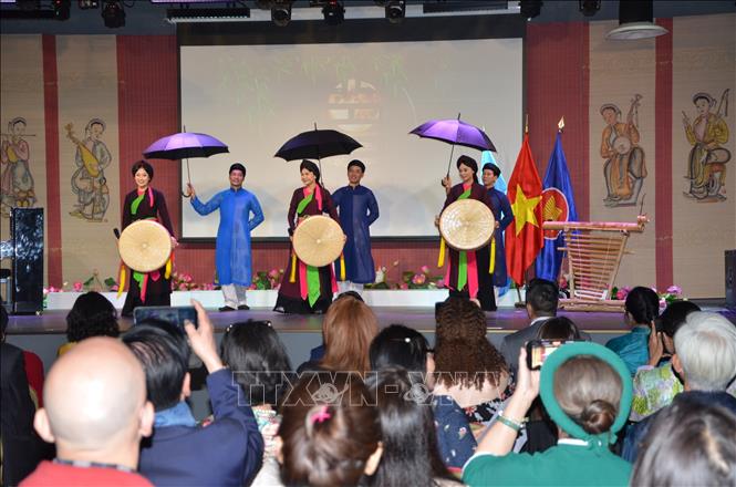 Bac Ninh-Kinh Bac cultural values promoted in France - VNA Photos ...