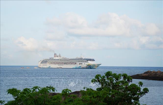 Int'l cruise ship brings over 2,000 tourists to Vung Tau - VNA Photos ...