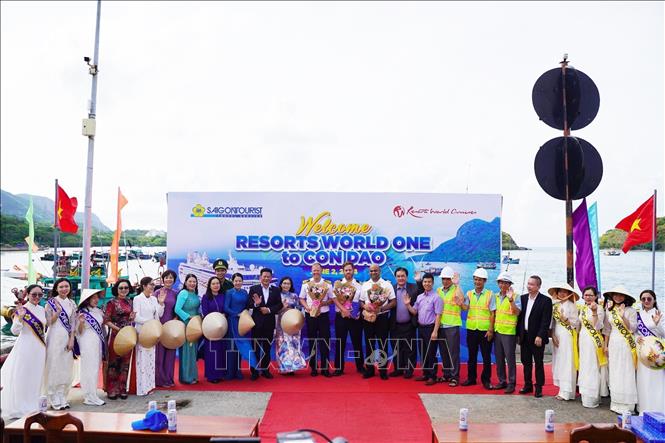 Int'l cruise ship brings over 2,000 tourists to Vung Tau - VNA Photos ...