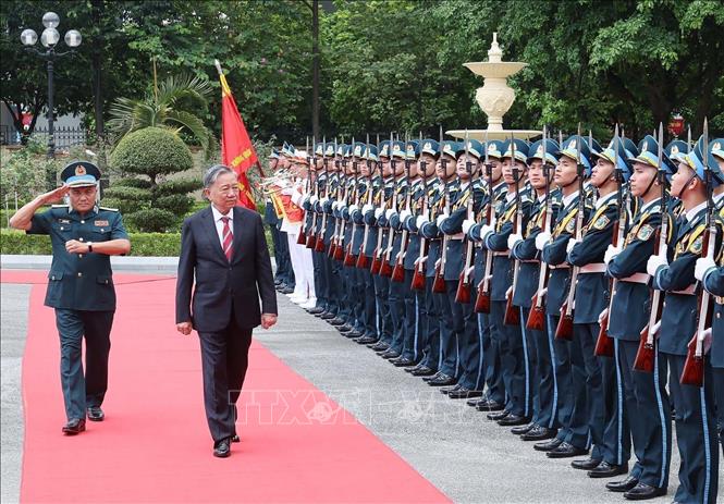 President visits Air Defence - Air Force High Command - VNA Photos ...