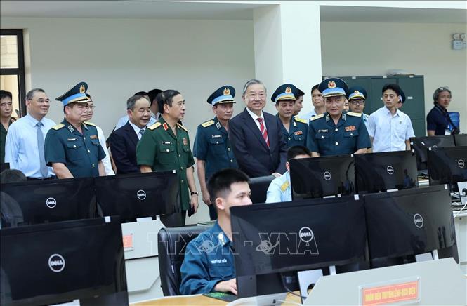 President visits Air Defence - Air Force High Command - VNA Photos ...