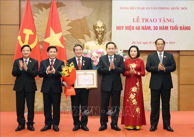 Lễ trao tặng Huy hiệu 40 năm, 30 năm tuổi Đảng tại Đảng bộ Cơ quan Văn phòng Quốc hội - Ảnh thời ...