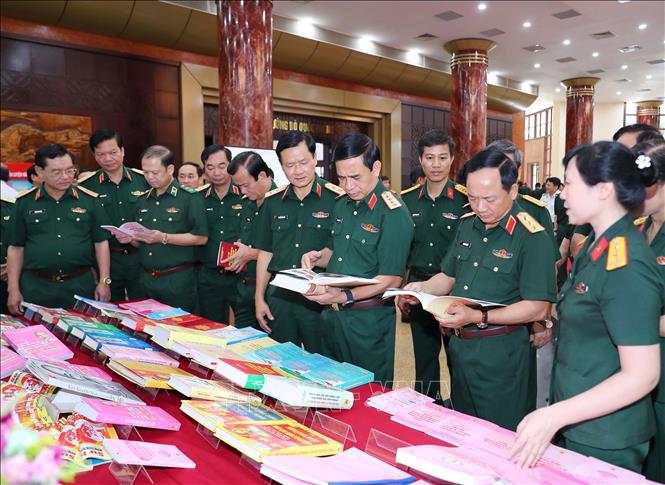 Phát huy phẩm chất ''Bộ đội Cụ Hồ'', kiên quyết chống chủ nghĩa cá nhân ...