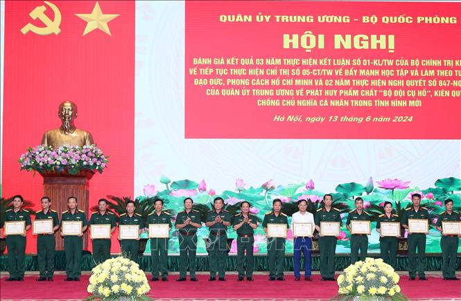 Phát huy phẩm chất ''Bộ đội Cụ Hồ'', kiên quyết chống chủ nghĩa cá nhân ...